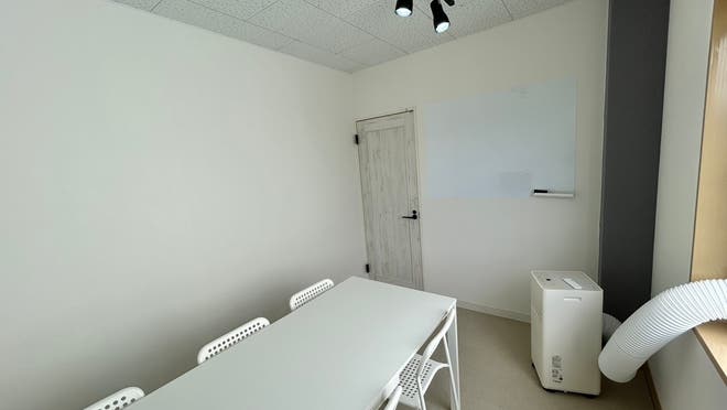 【会議室②】完全個室の6名会議室!!【甲斐竜王 by シェアオフィスBee】の写真1