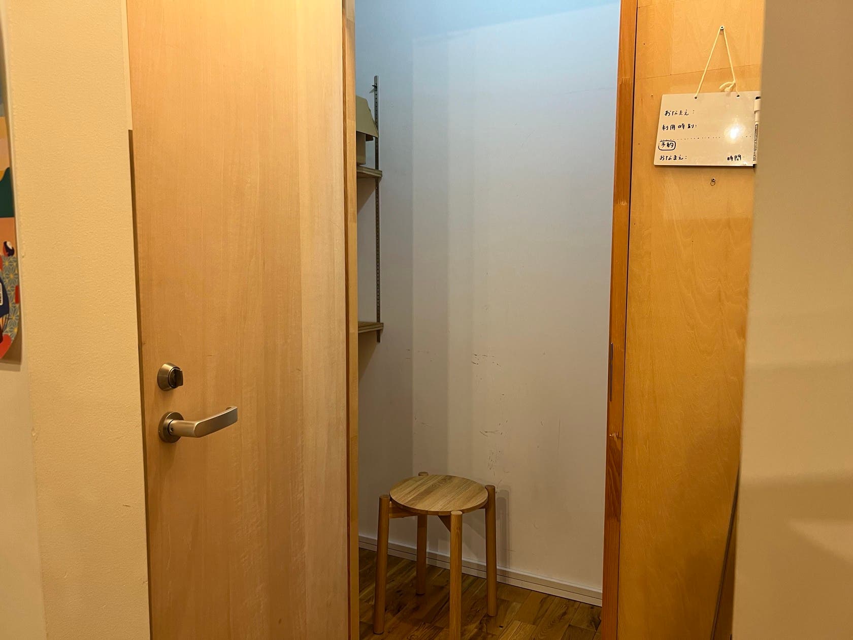 鎌倉駅から徒歩1分、くつろいだリビングでの作業に！の写真8