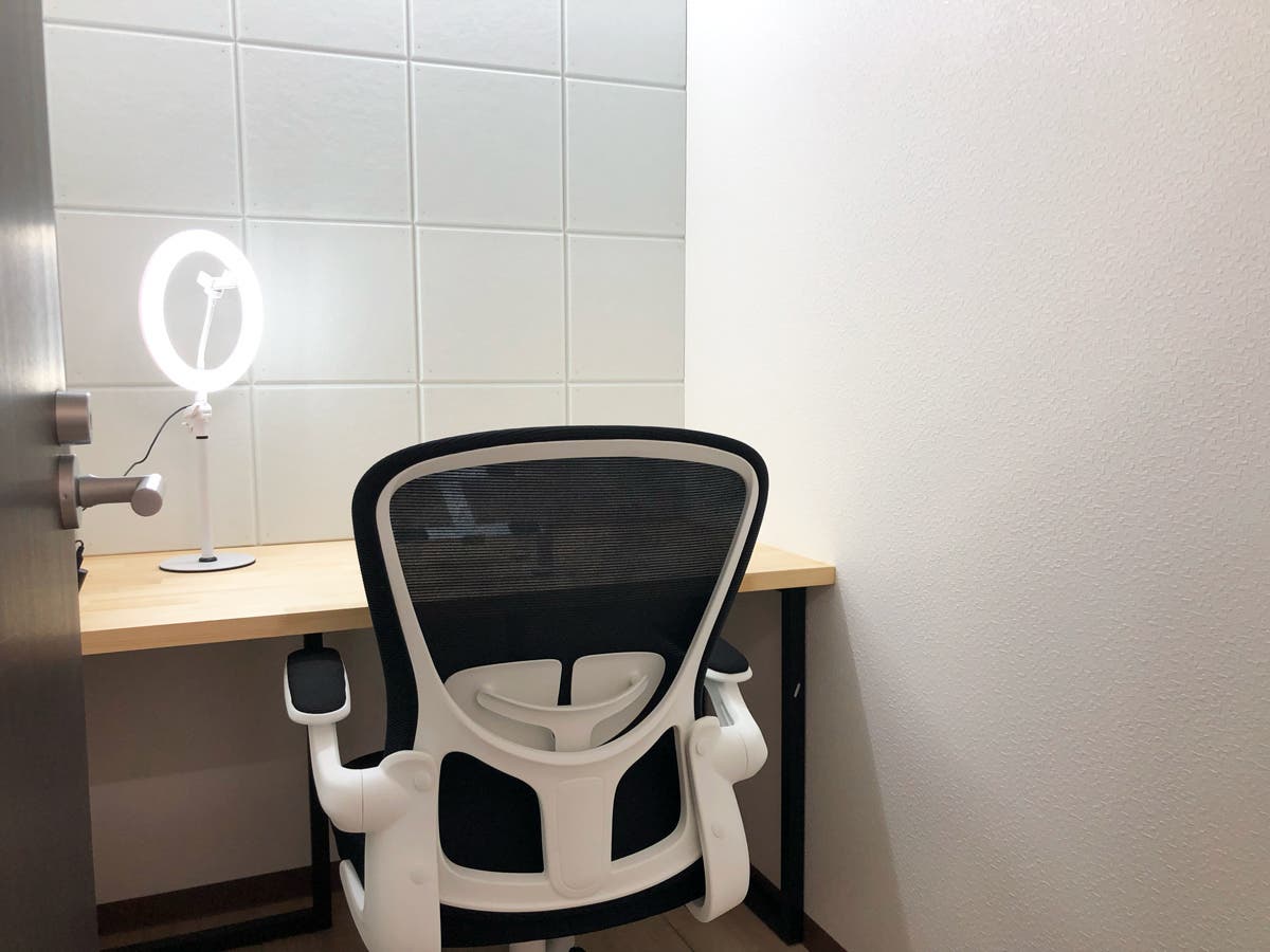 【夙川駅 商業ビル内コワーキングスペース】Webミーティング！Web面接/面談などに！【D-2 1名用 個室】の写真1