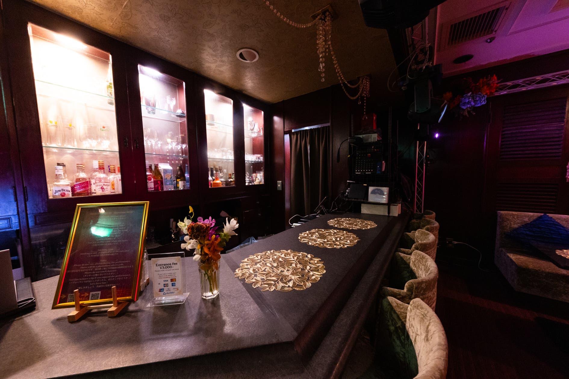 新宿のリトルキャバレーで撮影・イベント開催！照明音響設備あり楽器演奏も可能の写真4
