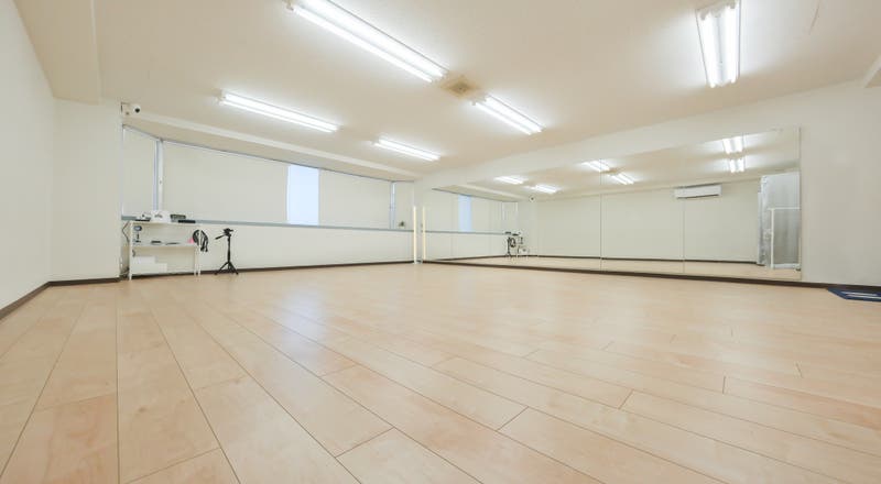 【江坂のダンススタジオ】大型ミラー完備丨ヨガマットが無料で使える丨1時間から利用可丨当日予約OK丨