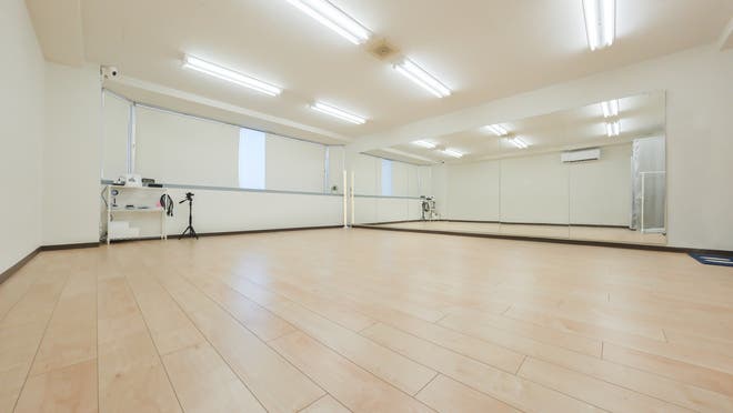 【江坂のダンススタジオ】大型ミラー完備丨ヨガマットが無料で使える丨1時間から利用可丨当日予約OK丨の写真1