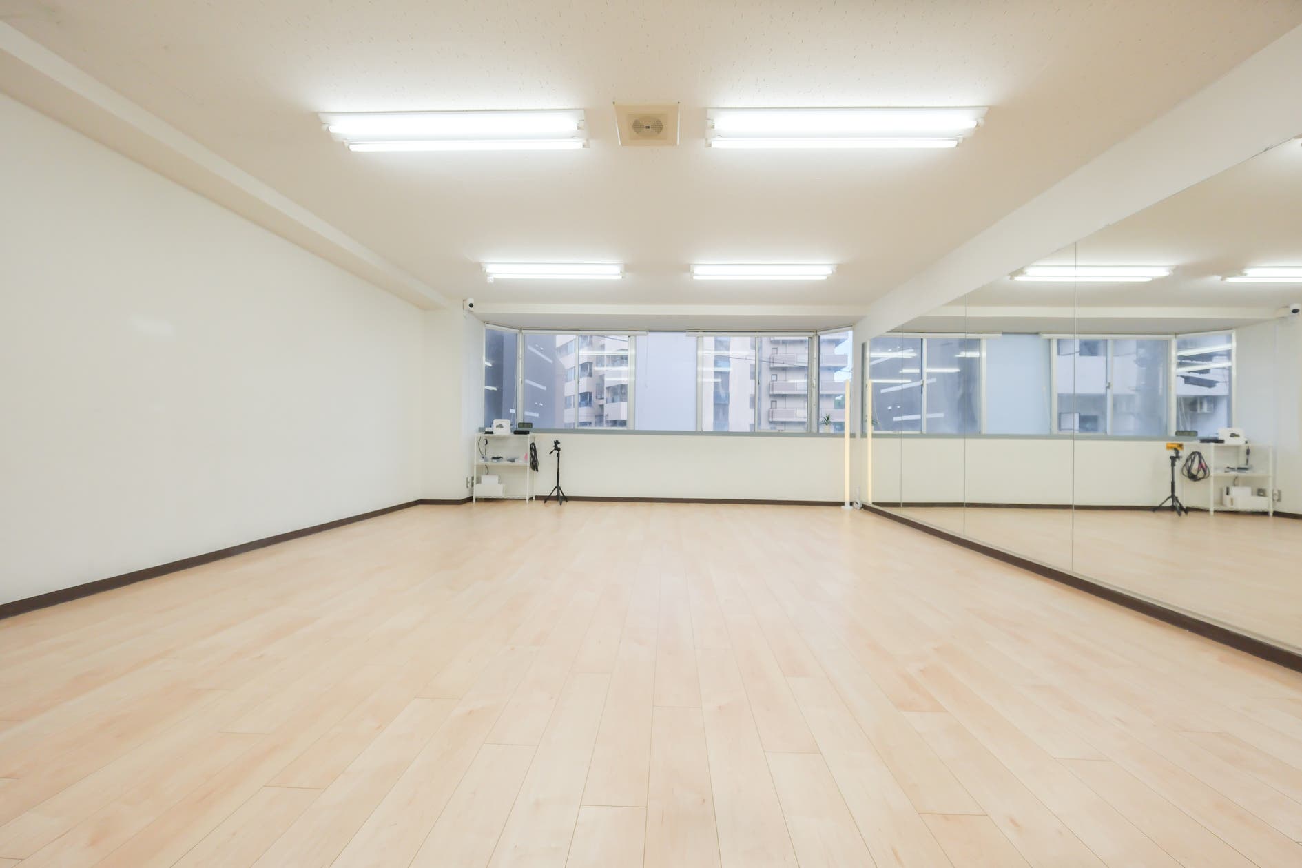 【江坂のダンススタジオ】大型ミラー完備丨ヨガマットが無料で使える丨1時間から利用可丨当日予約OK丨の写真5