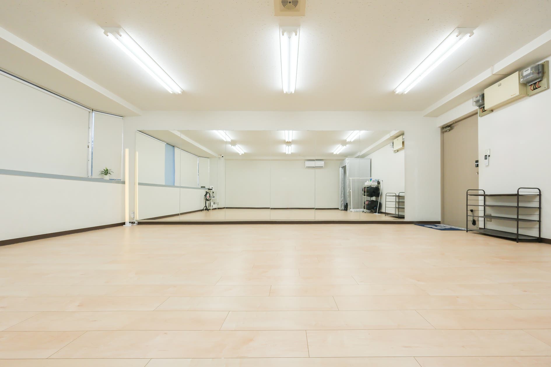 【江坂のダンススタジオ】大型ミラー完備丨ヨガマットが無料で使える丨1時間から利用可丨当日予約OK丨の写真6