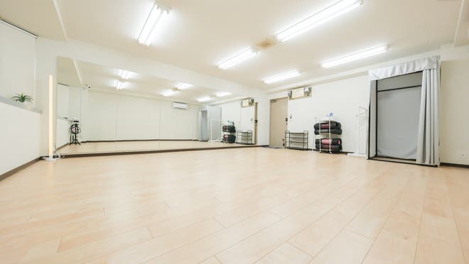 【江坂のダンススタジオ】大型ミラー完備丨ヨガマットが無料で使える丨1時間から利用可丨当日予約OK丨の写真3