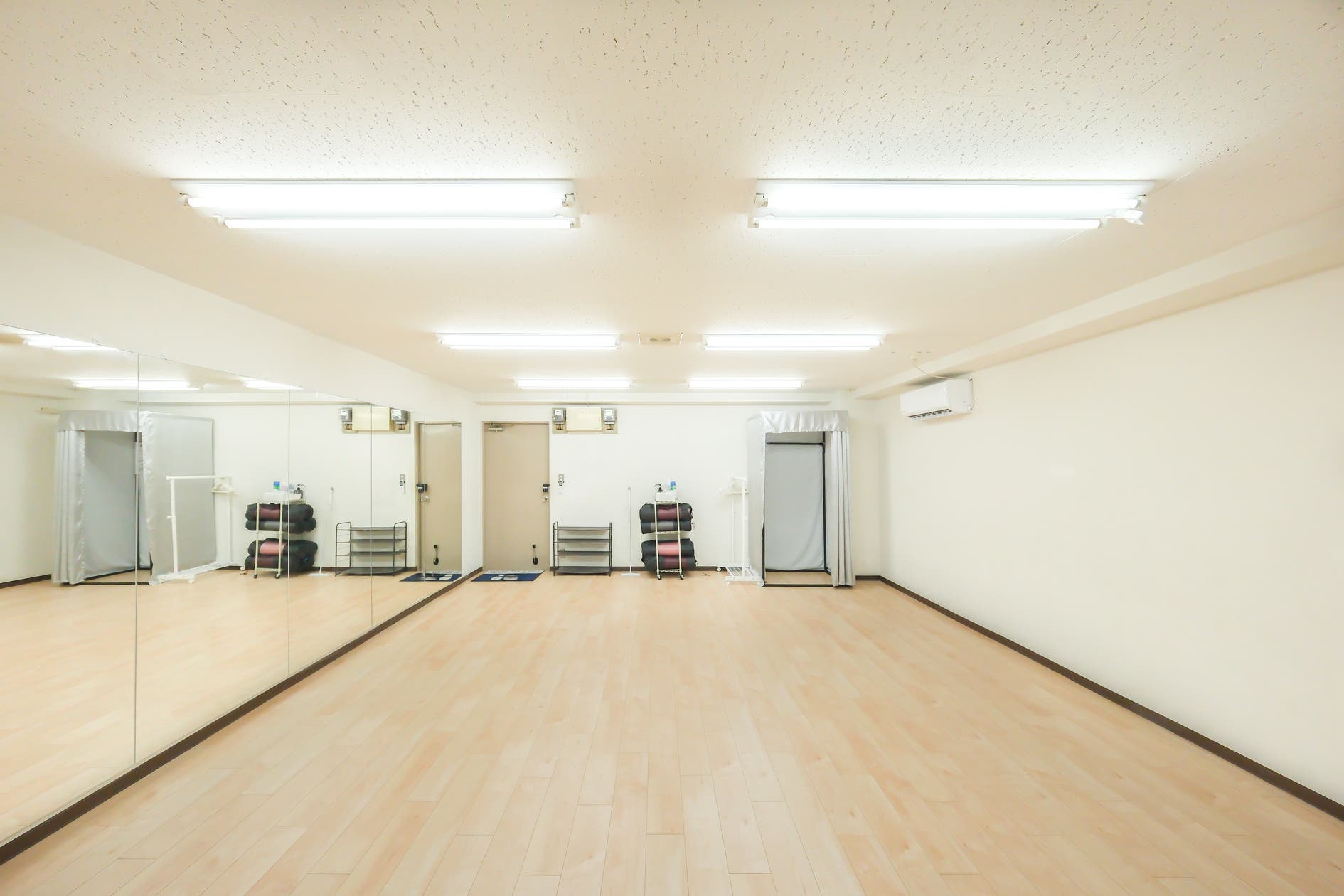 【江坂のダンススタジオ】大型ミラー完備丨ヨガマットが無料で使える丨1時間から利用可丨当日予約OK丨の写真7