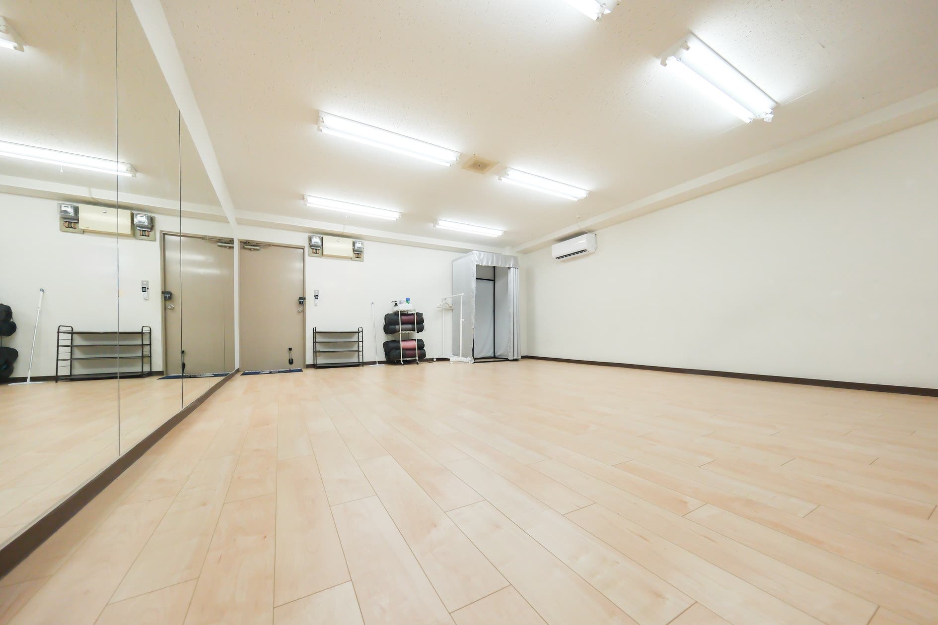 【江坂のダンススタジオ】大型ミラー完備丨ヨガマットが無料で使える丨1時間から利用可丨当日予約OK丨の写真8