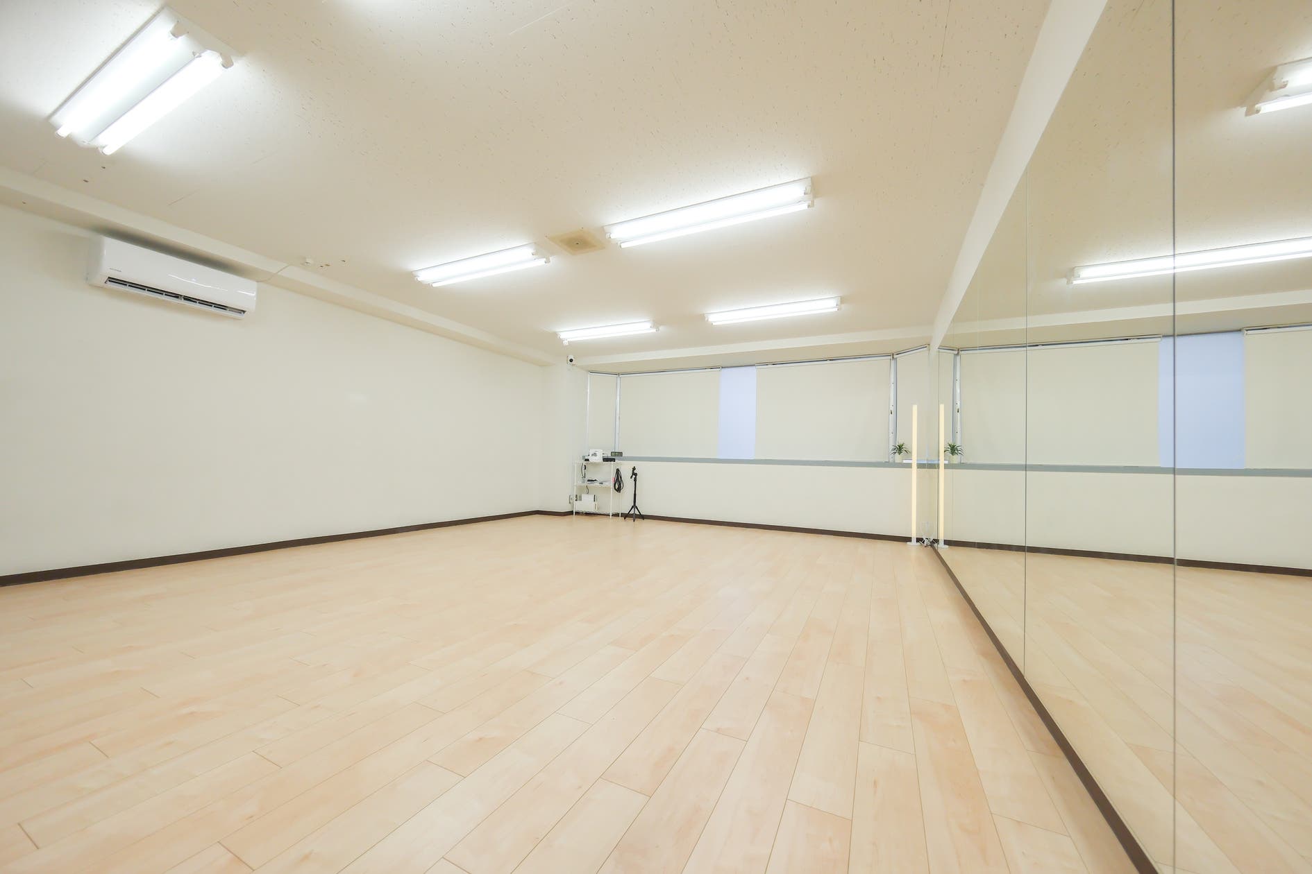 【江坂のダンススタジオ】大型ミラー完備丨ヨガマットが無料で使える丨1時間から利用可丨当日予約OK丨の写真9