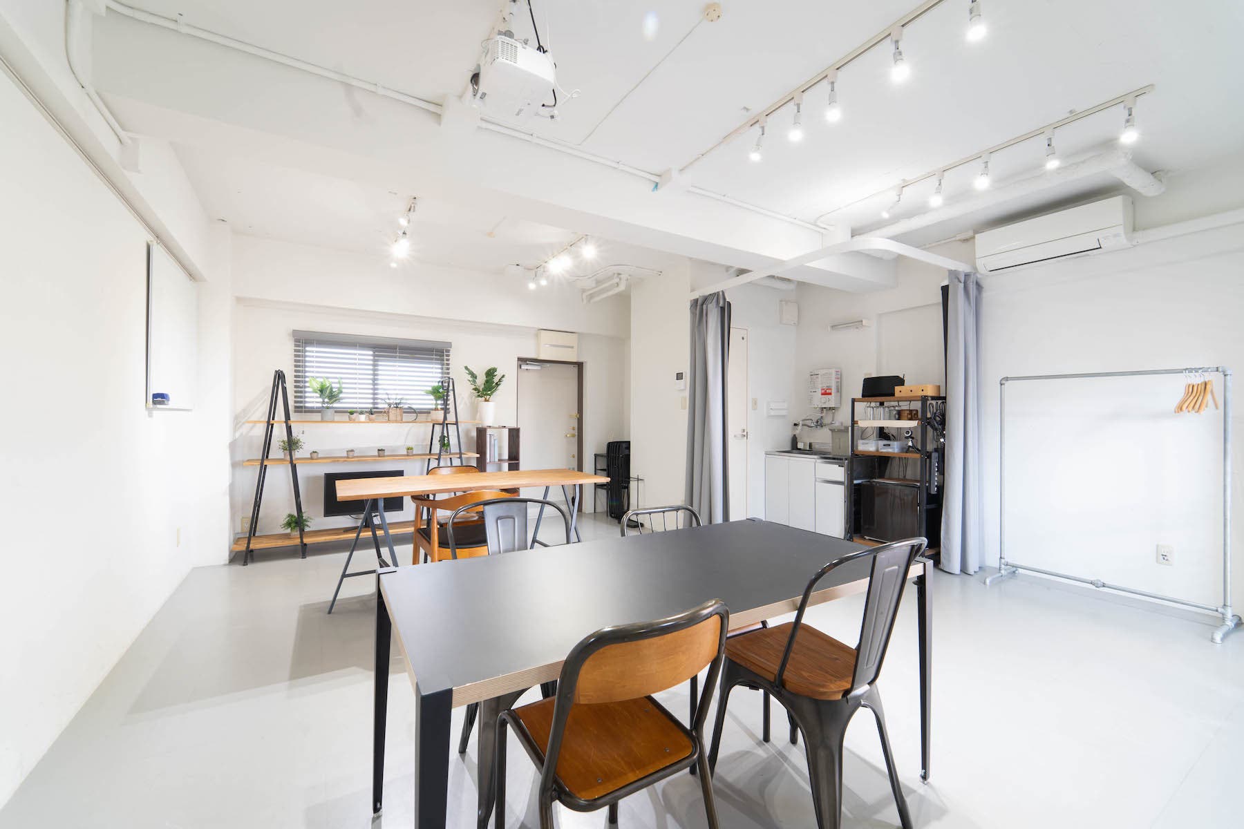 【原宿駅徒歩6分 / - C -（409号室）】 白壁・グレータイルの綺麗めハウススタジオ / 無料レンタル備品も充実の写真7