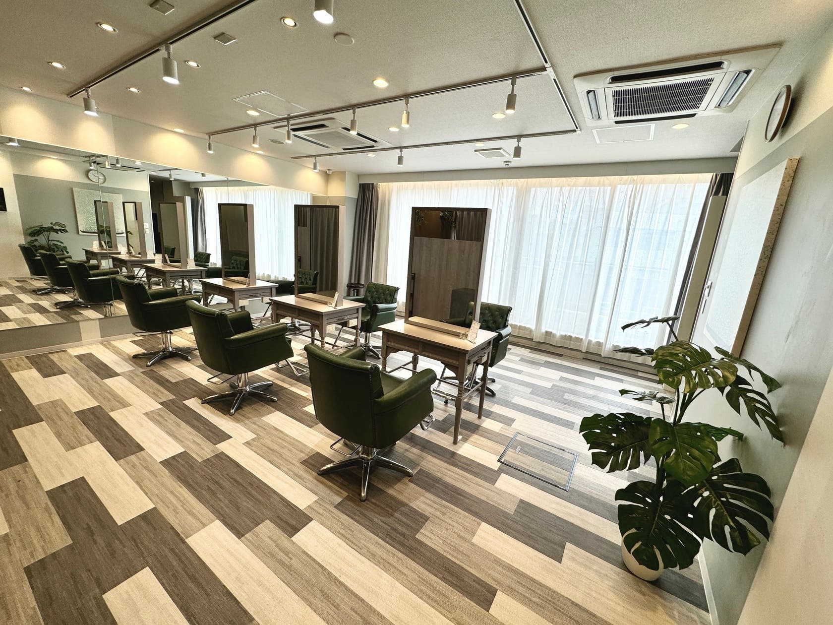 カットオープン席★東新宿駅徒歩５分/新宿３丁目駅徒歩３分の好立地♪面貸し・フリーランスの美容師様向けの写真4
