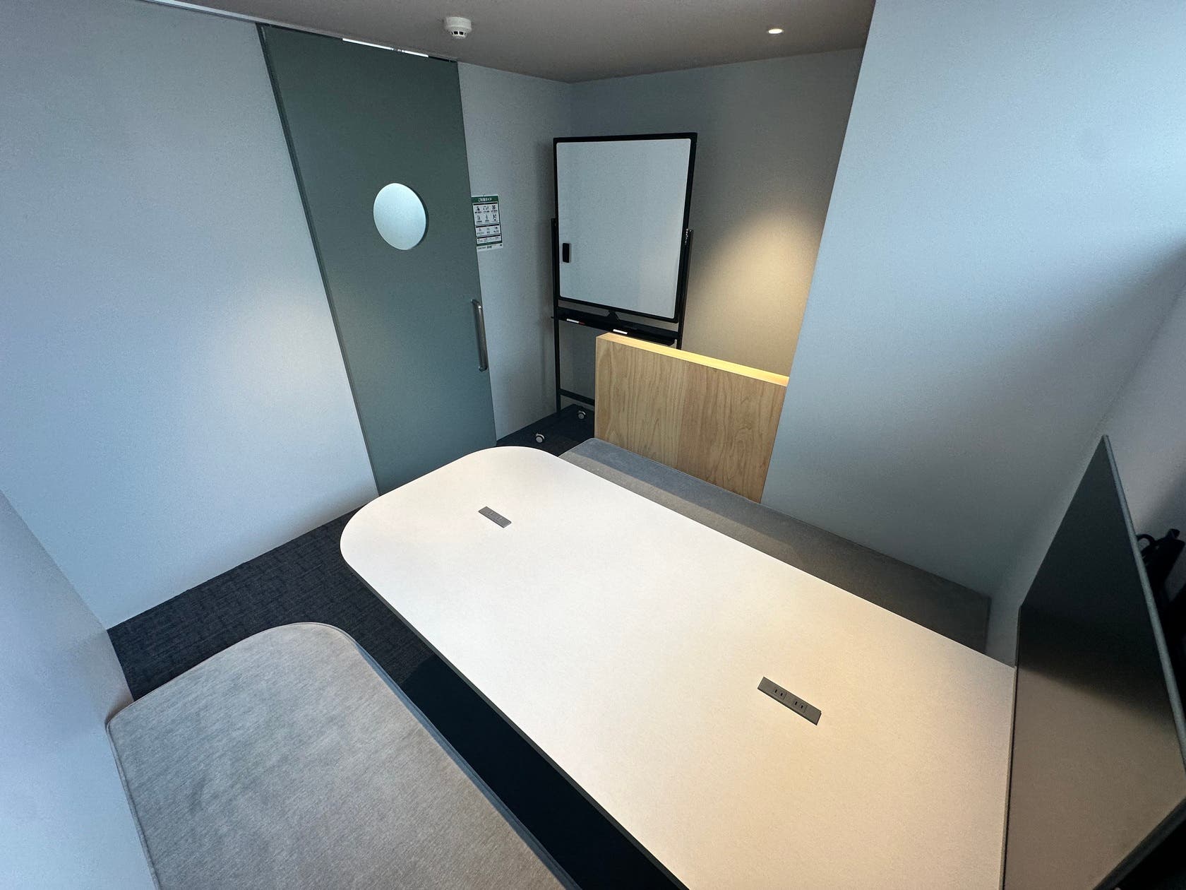 【センター南 by Farrow Group】モニター・ホワイトボード付き！6名様利用可能！会議室Bの写真7