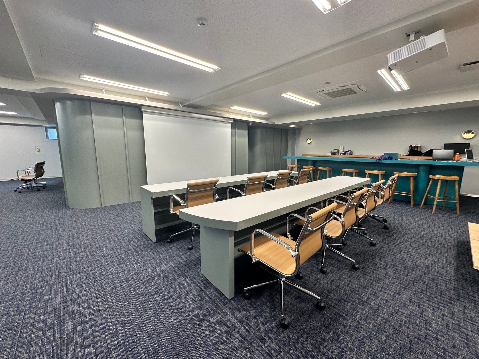 【センター南 by Farrow Group】モニター・ホワイトボード付き！最大30名様利用可能！貸切プランの写真8