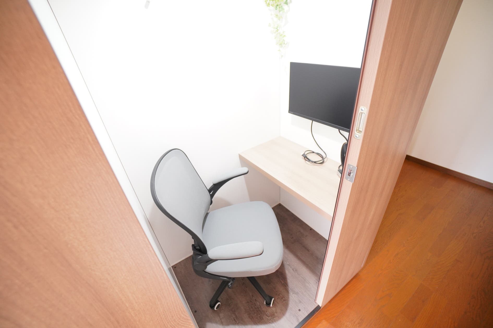 ＜ワークブース天六・天満No.1＞天神橋筋六丁目駅徒歩3分🚃1人用完全個室🚪Wi-Fi📶モニター🖥電源🔌⚡️テレワーク/面接の写真3
