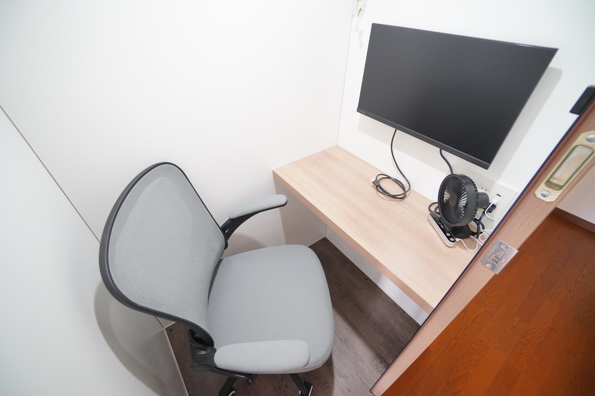 ＜ワークブース天六・天満No.1＞天神橋筋六丁目駅徒歩3分🚃1人用完全個室🚪Wi-Fi📶モニター🖥電源🔌⚡️テレワーク/面接の写真1