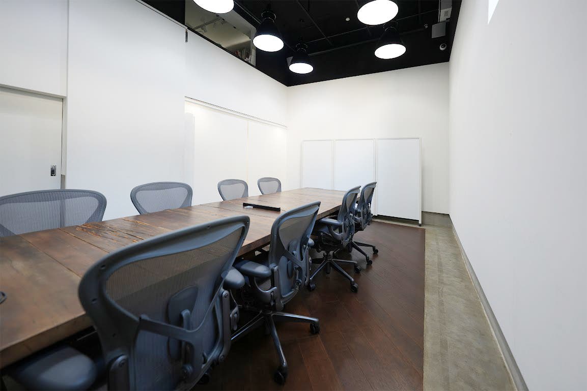 【外苑前徒歩5分】南青山のおしゃれなシェアオフィス内の会議室！天高・自然光◎VIP・取材対応に＜現代アート/本棚常設/会議利用＞の写真5