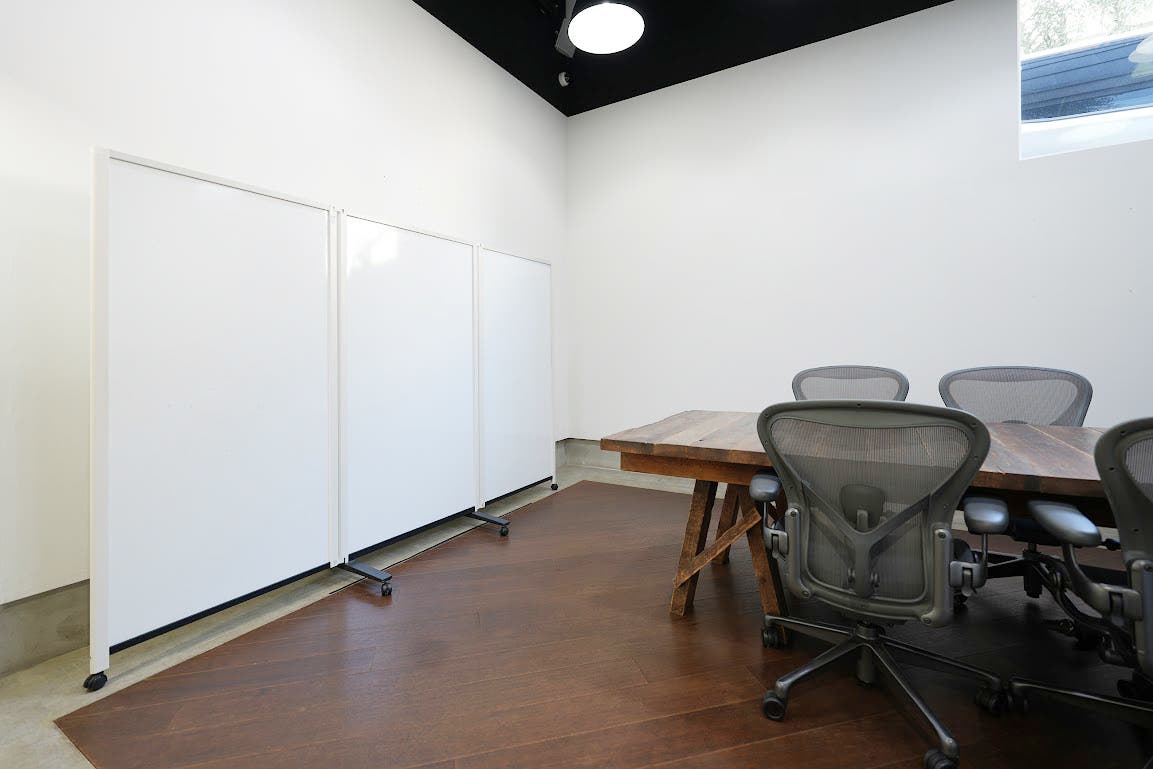 【外苑前徒歩5分】南青山のおしゃれなシェアオフィス内の会議室！天高・自然光◎VIP・取材対応に＜現代アート/本棚常設/会議利用＞の写真6