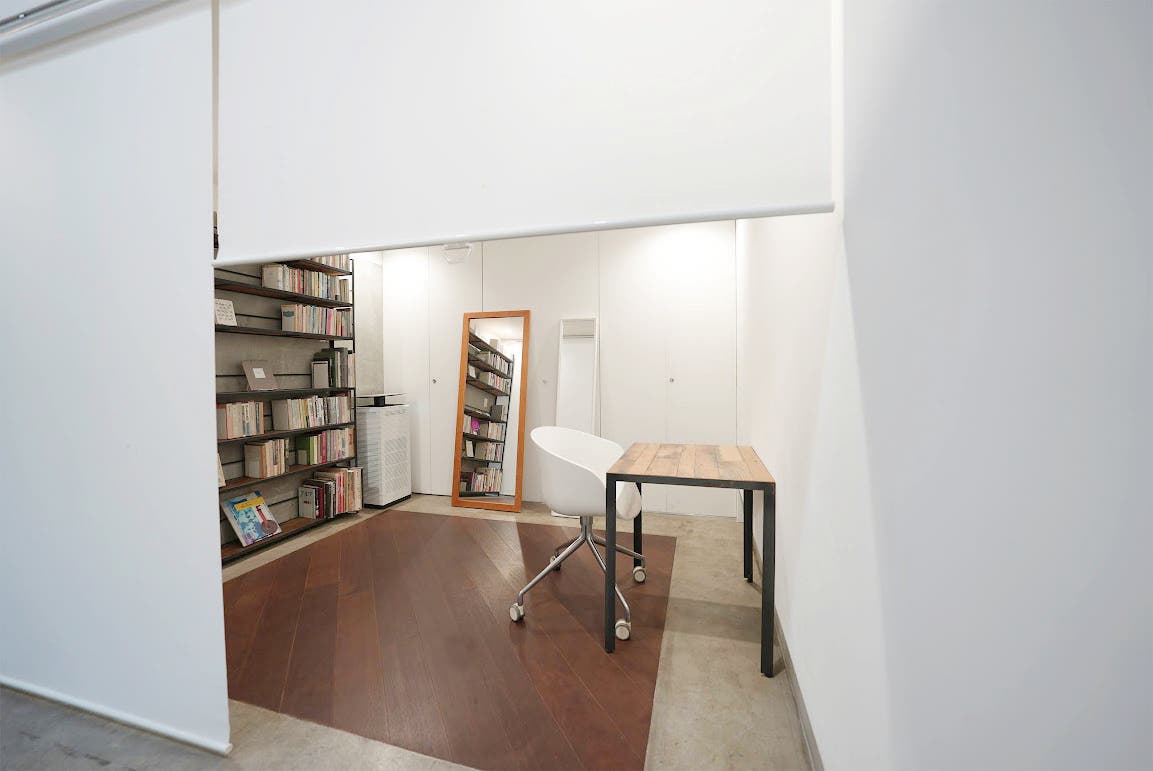 【外苑前徒歩5分】南青山のおしゃれなシェアオフィス内の会議室！天高・自然光◎VIP・取材対応に＜現代アート/本棚常設/会議利用＞の写真8
