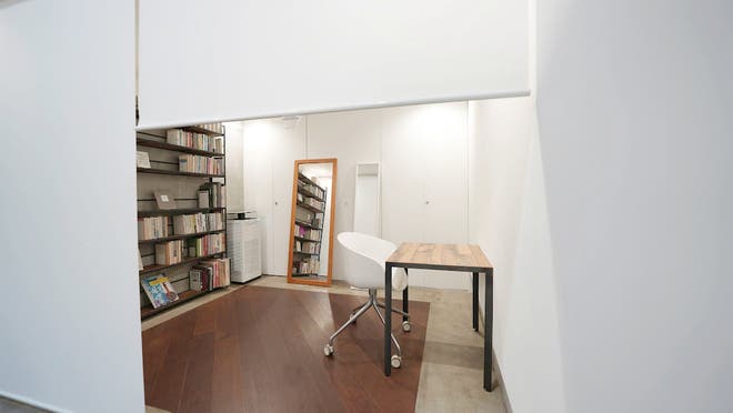 【外苑前徒歩5分】南青山のおしゃれなシェアオフィス内の会議室!天高・自然光◎VIP・取材対応に<現代アート/本棚常設/会議利用>の写真8