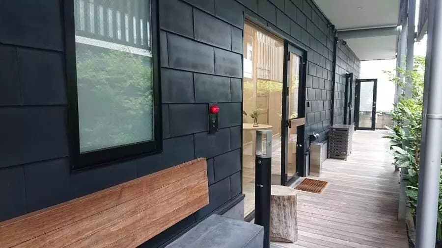 【外苑前徒歩5分】南青山のおしゃれなシェアオフィス内の会議室！天高・自然光◎VIP・取材対応に＜現代アート/本棚常設/会議利用＞の写真10