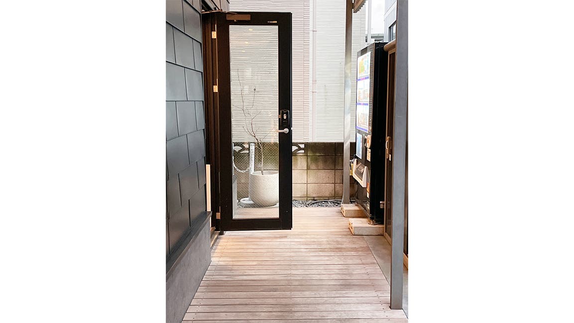 【外苑前徒歩5分】南青山のおしゃれなシェアオフィス内の会議室！天高・自然光◎VIP・取材対応に＜現代アート/本棚常設/会議利用＞の写真11