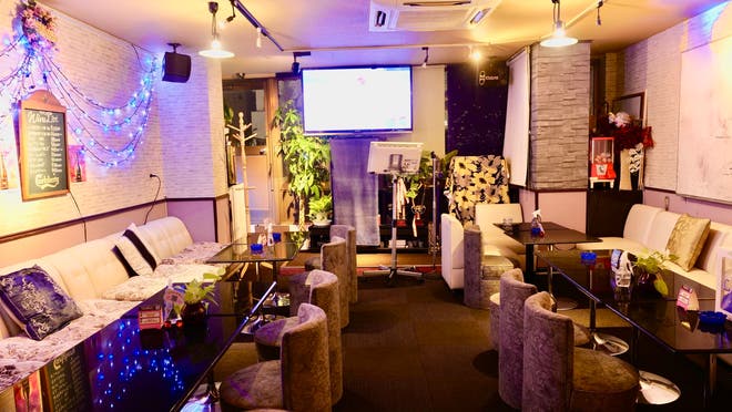 東高円寺徒歩1分テラス付き大型カラオケスナック 都会の中のオアシス の写真1