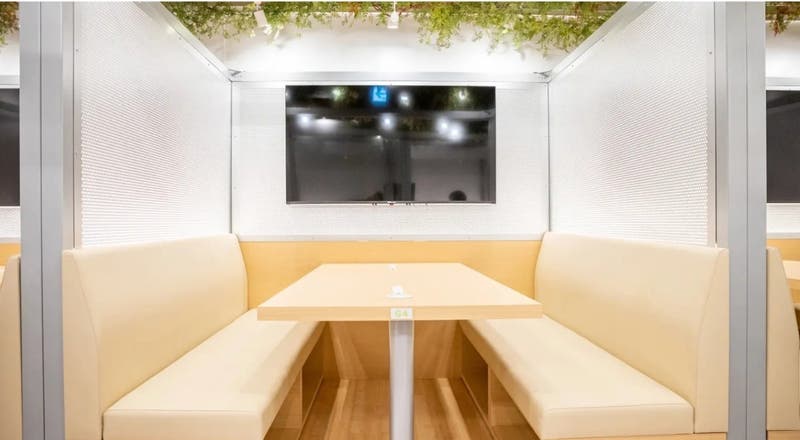 【新宿三丁目駅徒歩1分｜2Gブース】最大6名／高速Wi-Fi／55型モニター／会議・商談・面接・打ち合わせ・作業等