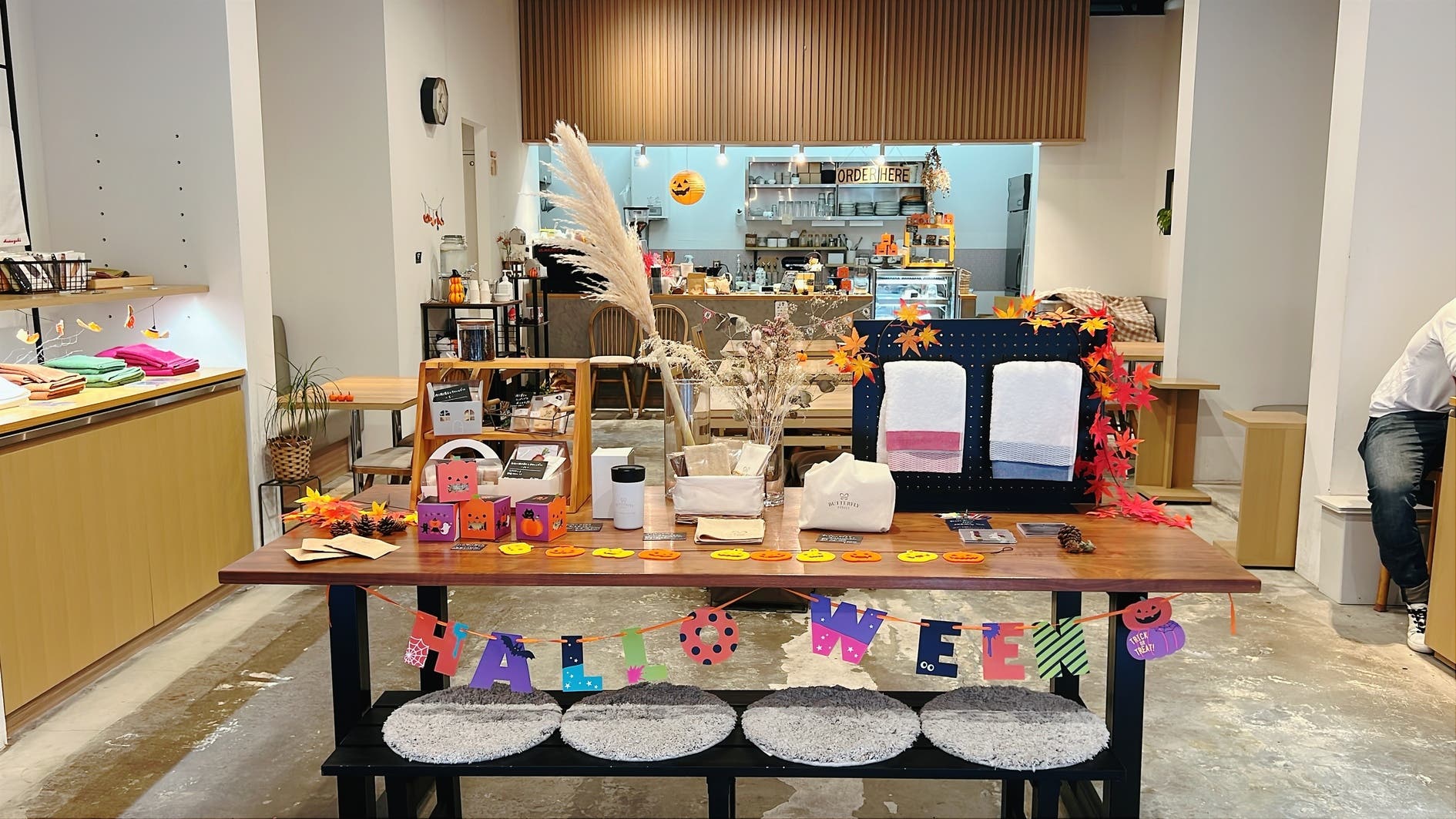 季節の店内装飾の片付け・復元の画像1