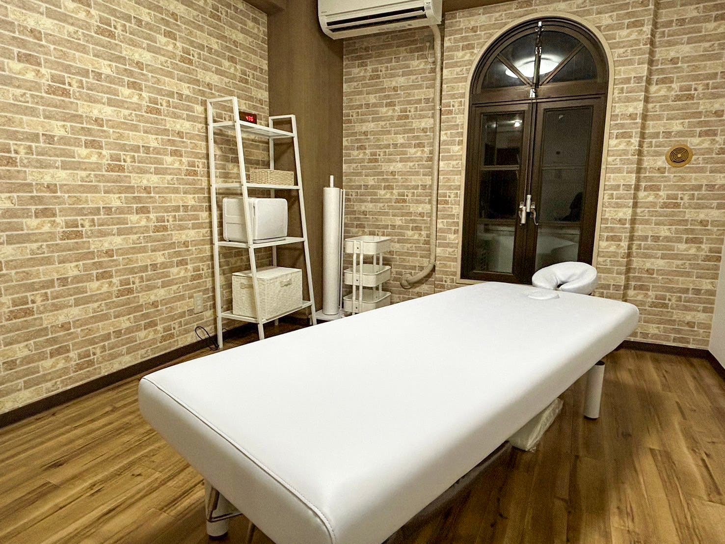 【402号店】【鶴見駅1分】落ち着いた空間 完全個室レンタルサロン【整体、エステ、マッサージ、テレワーク】の写真1