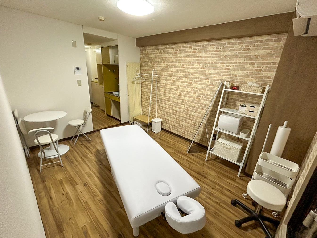 【402号店】【鶴見駅1分】落ち着いた空間 完全個室レンタルサロン【整体、エステ、マッサージ、テレワーク】の写真2
