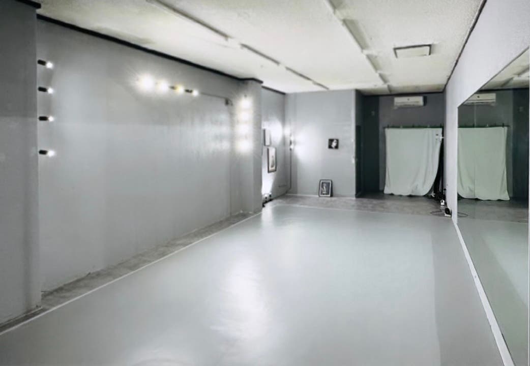 与那原町にある「気軽に利用できるおしゃれな空間」をコンセプトにしたレンタルスタジオです。ダンス、撮影、ヨガなどに！の写真1