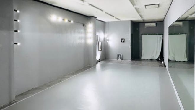 与那原町にある「気軽に利用できるおしゃれな空間」をコンセプトにしたレンタルスタジオです。ダンス、撮影、ヨガなどに!の写真1