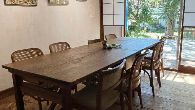 逗子駅から徒歩9分/駐車場1台可/シンボルツリーを眺める個室の写真1