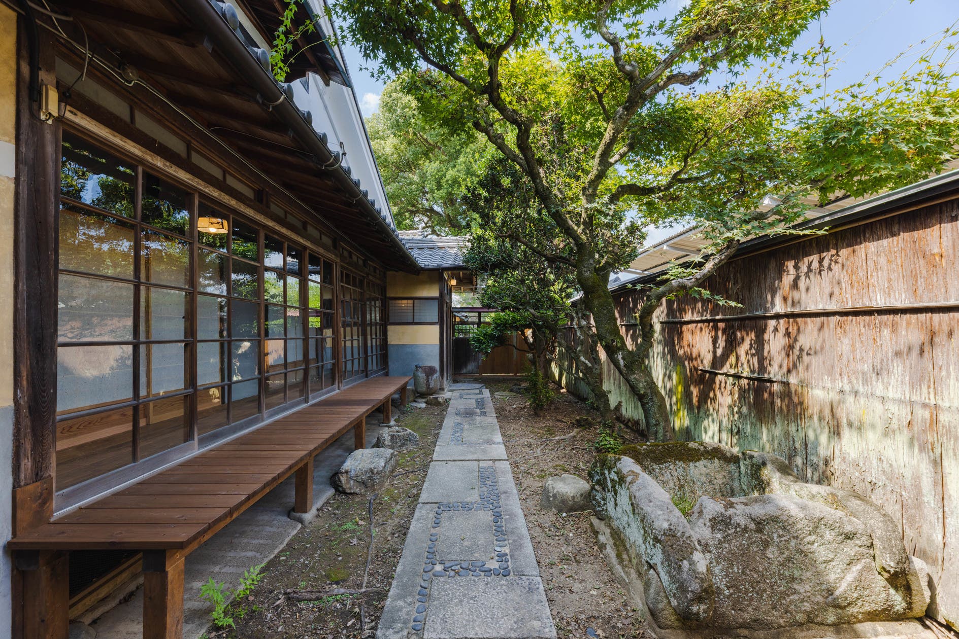 【名古屋から車で約45分】築350年の文化財邸宅スタジオです/定番の白ホリに趣ある和室と洋間/町並みでの撮影が可能ですの写真4