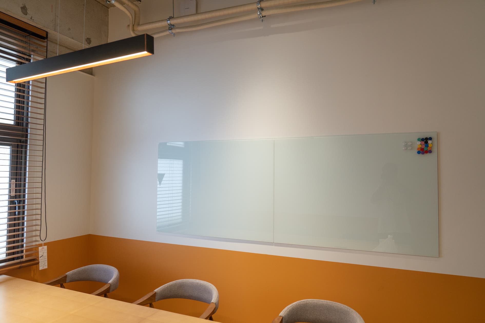 【旭橋駅徒歩5分】リノベーションチームが手掛けた会議室｜Wi-Fi・モニター完備｜会議や打ち合わせに最適な空間の写真2
