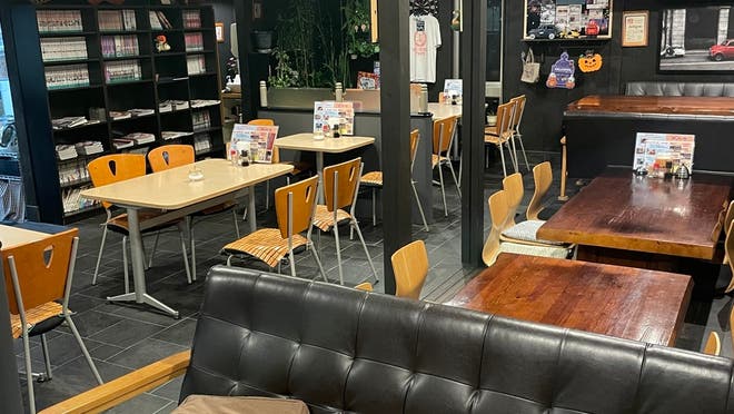 昼はカフェで営業してるスペースを夜にいろいろな用途で、使ってもらえたらと思い貸し出しております。の写真4