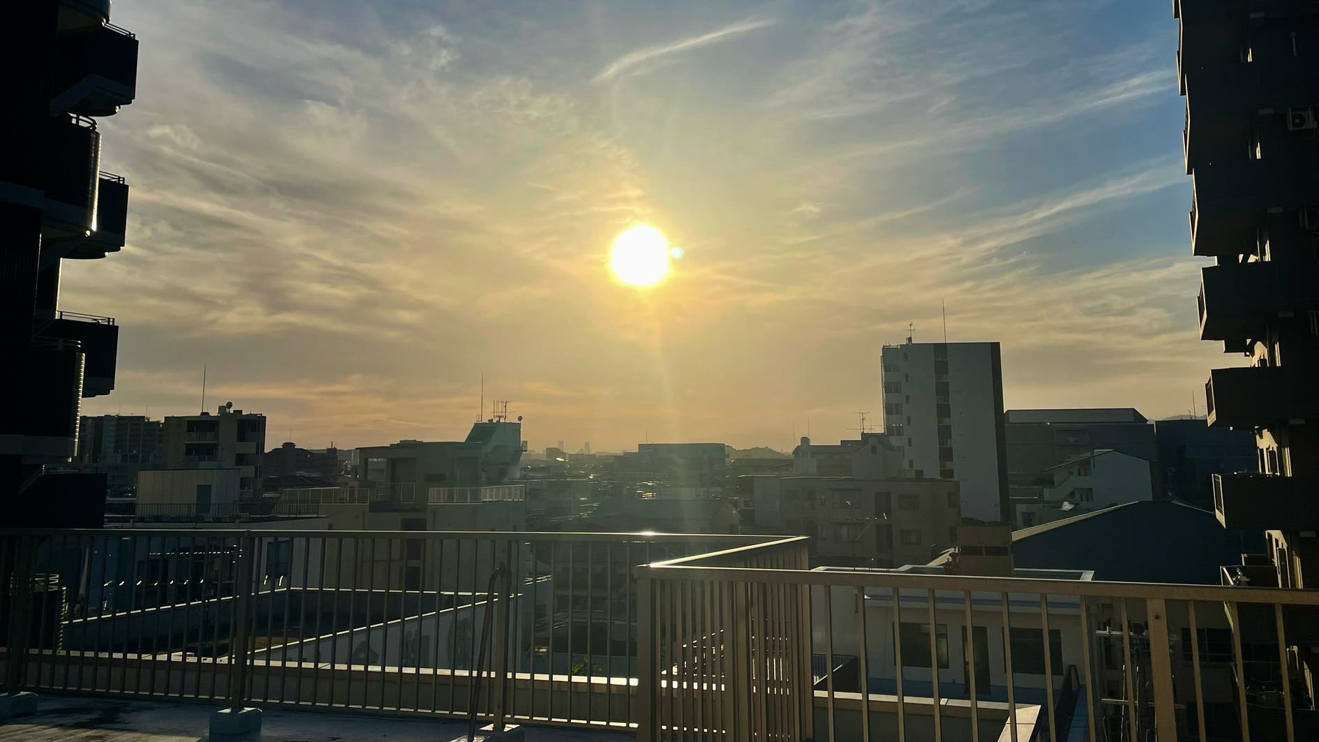 JR高槻駅近のアクセス抜群・日当たり抜群の屋上レンタルスペースの写真1