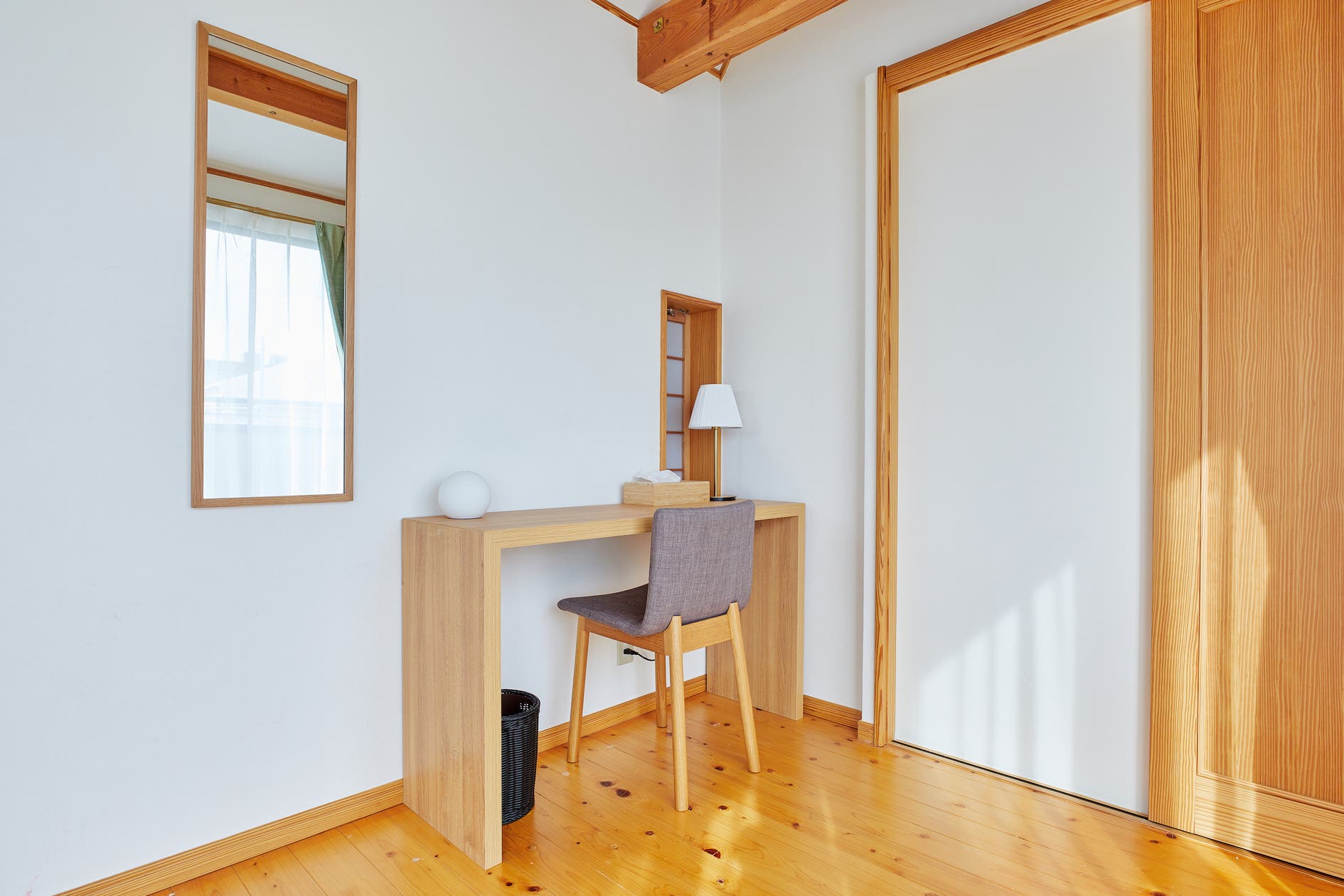 スタジオB：ヒノキ無垢材の一軒家 2LDK 自然光/円鏡/家具家電一式/生活のできるお部屋の写真5