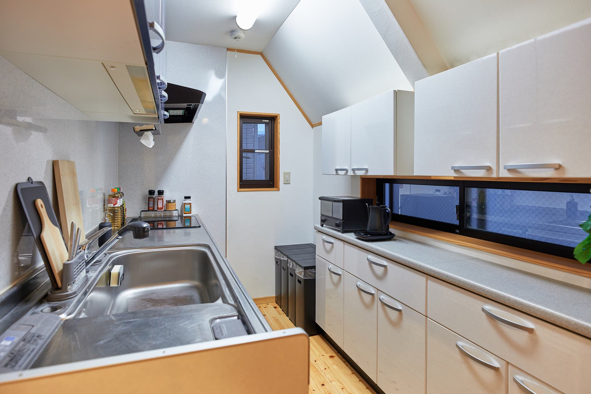 スタジオB：ヒノキ無垢材の一軒家 2LDK 自然光/円鏡/家具家電一式/生活のできるお部屋の写真7