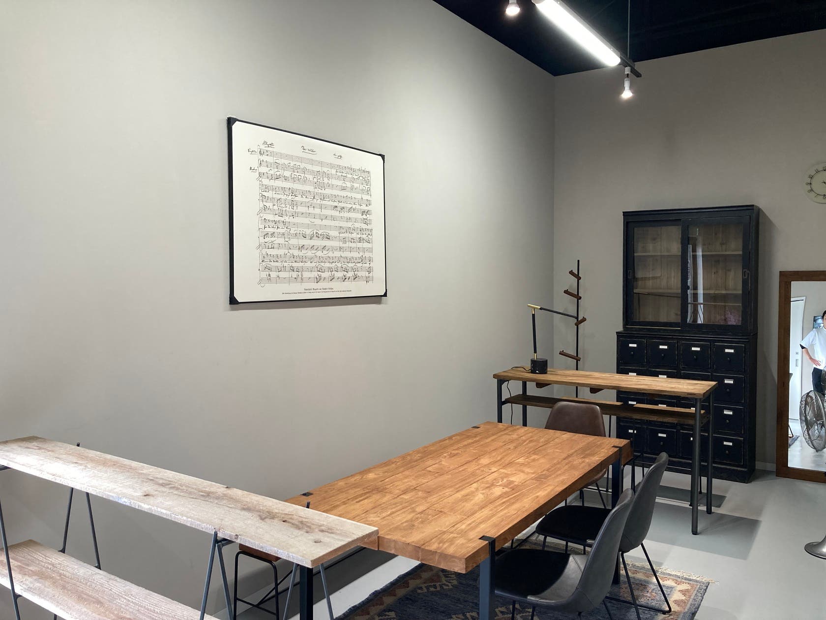 サロン　ダイニングテーブルとカウンターテーブルがあるリビングスタイルのオープンスペースの写真6