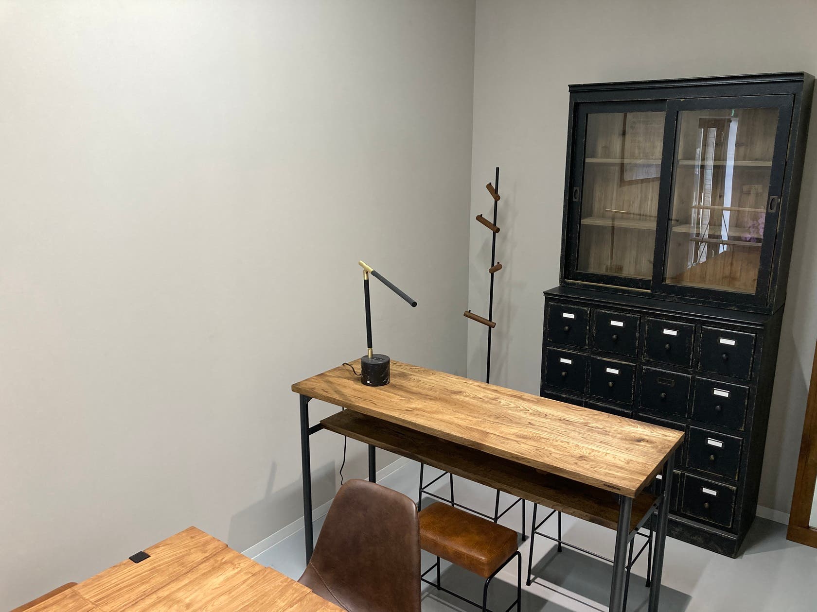 サロン　ダイニングテーブルとカウンターテーブルがあるリビングスタイルのオープンスペースの写真5