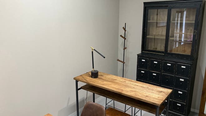 サロン ダイニングテーブルとカウンターテーブルがあるリビングスタイルのオープンスペースの写真5