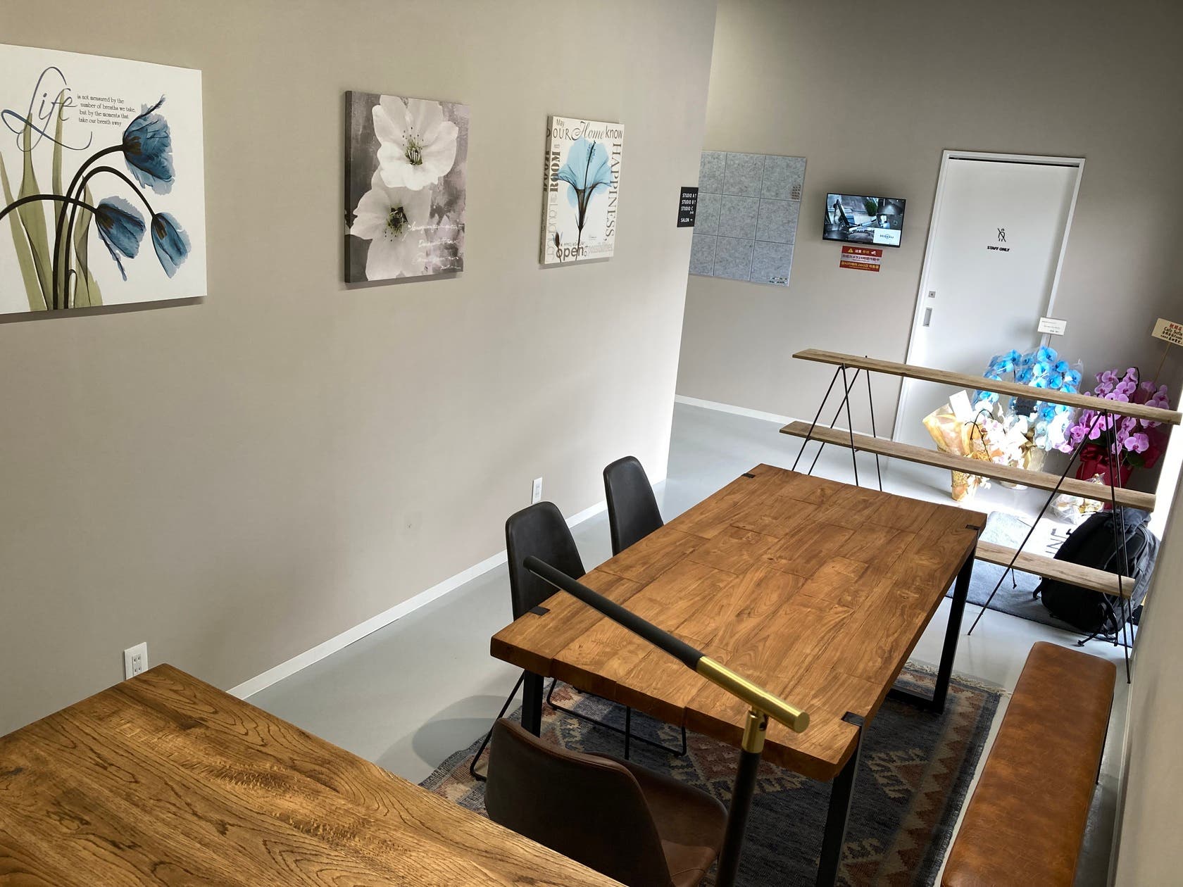 サロン　ダイニングテーブルとカウンターテーブルがあるリビングスタイルのオープンスペースの写真7