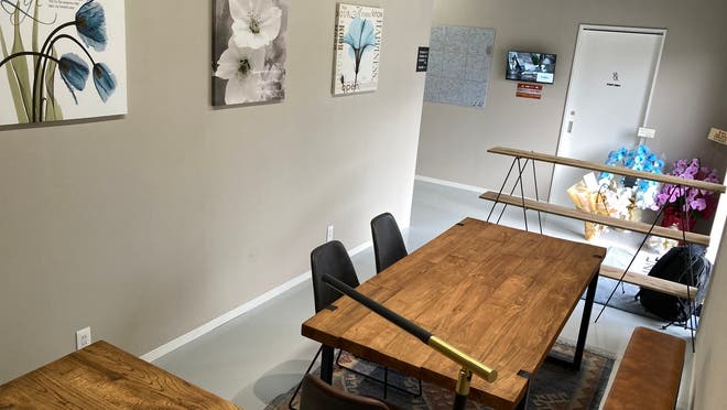 サロン ダイニングテーブルとカウンターテーブルがあるリビングスタイルのオープンスペースの写真7