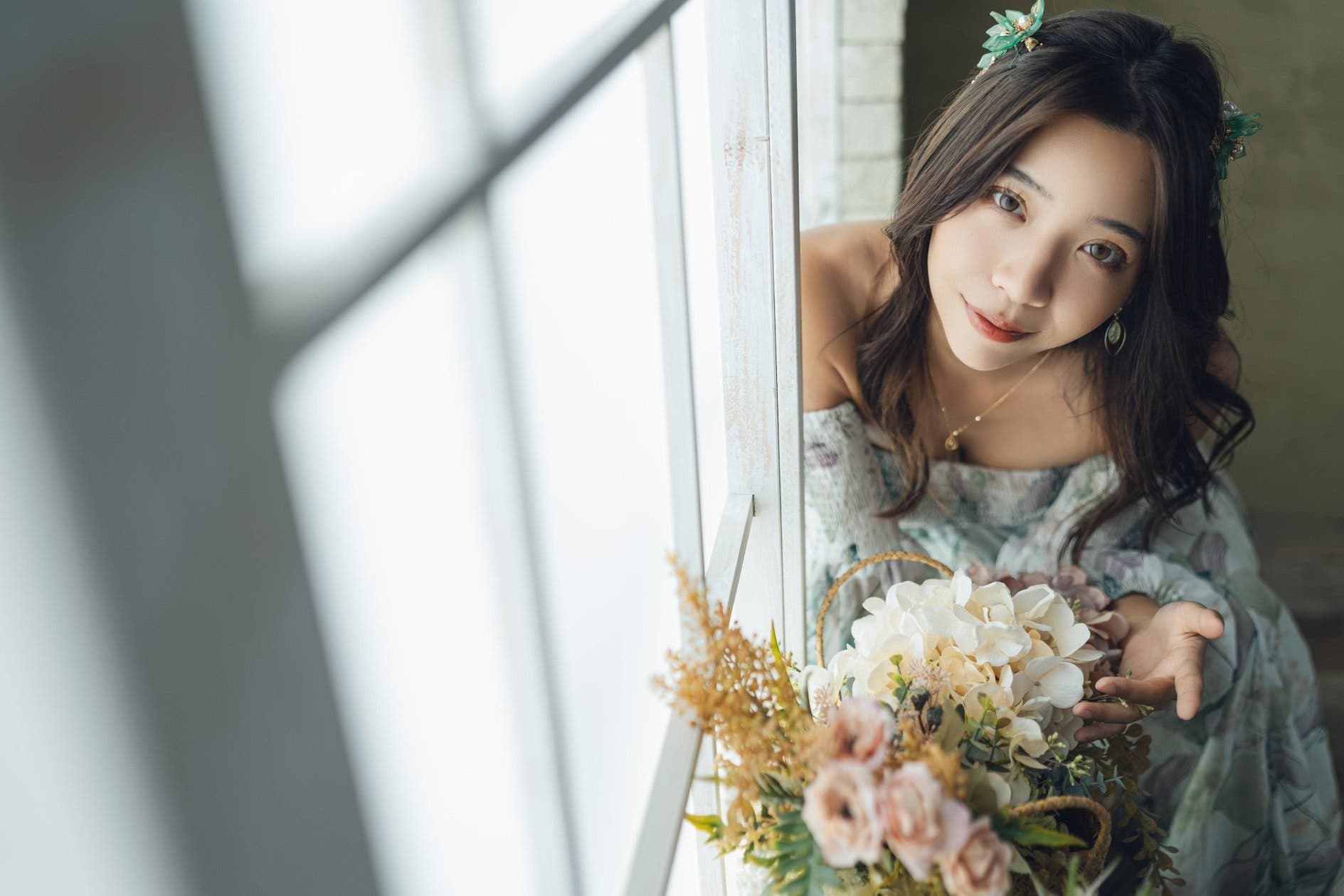 ドライフラワーとアーチ窓に包まれた本格的アンティーク撮影スタジオ｜アパレル｜ポートレート｜物撮り｜ムービーの写真8