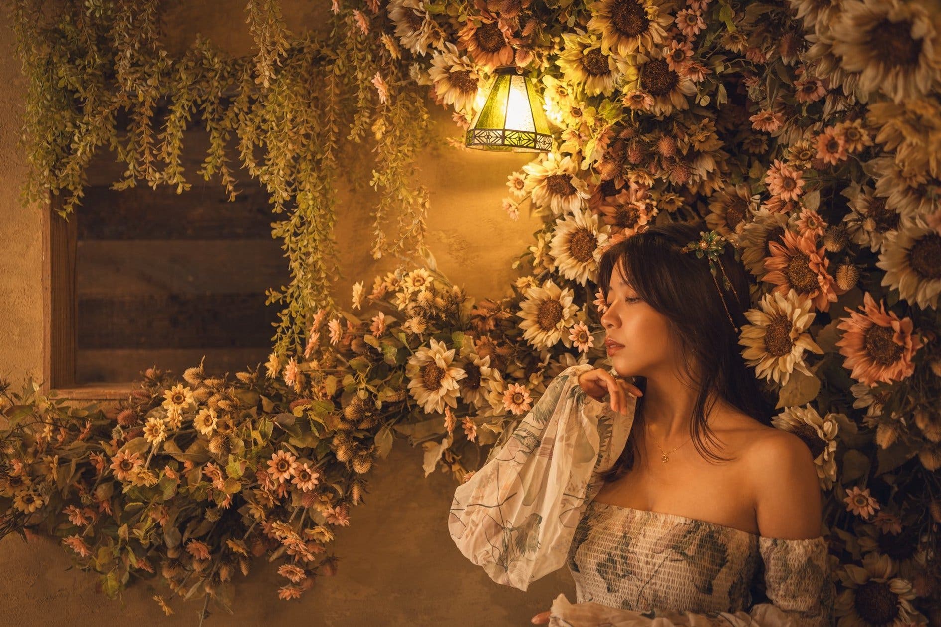 ドライフラワーとアーチ窓に包まれた本格的アンティーク撮影スタジオ｜アパレル｜ポートレート｜物撮り｜ムービーの写真5