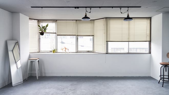 自然光が綺麗な白い撮影スタジオの写真2