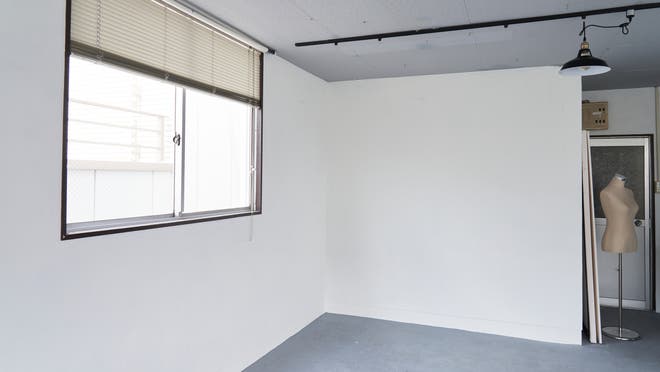 自然光が綺麗な白い撮影スタジオの写真3