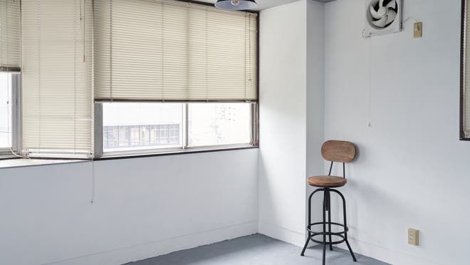 自然光が綺麗な白い撮影スタジオの写真4