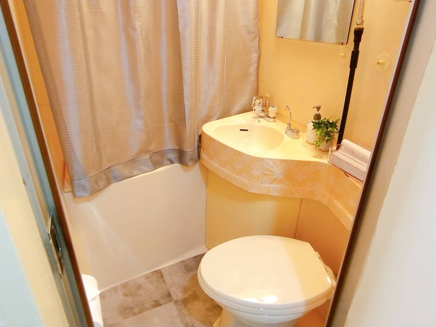 金山駅徒歩２分！Wifi／プロジェクター／ホワイトボード完備｜広々テーブルで会議やワークショップにおすすめの写真9