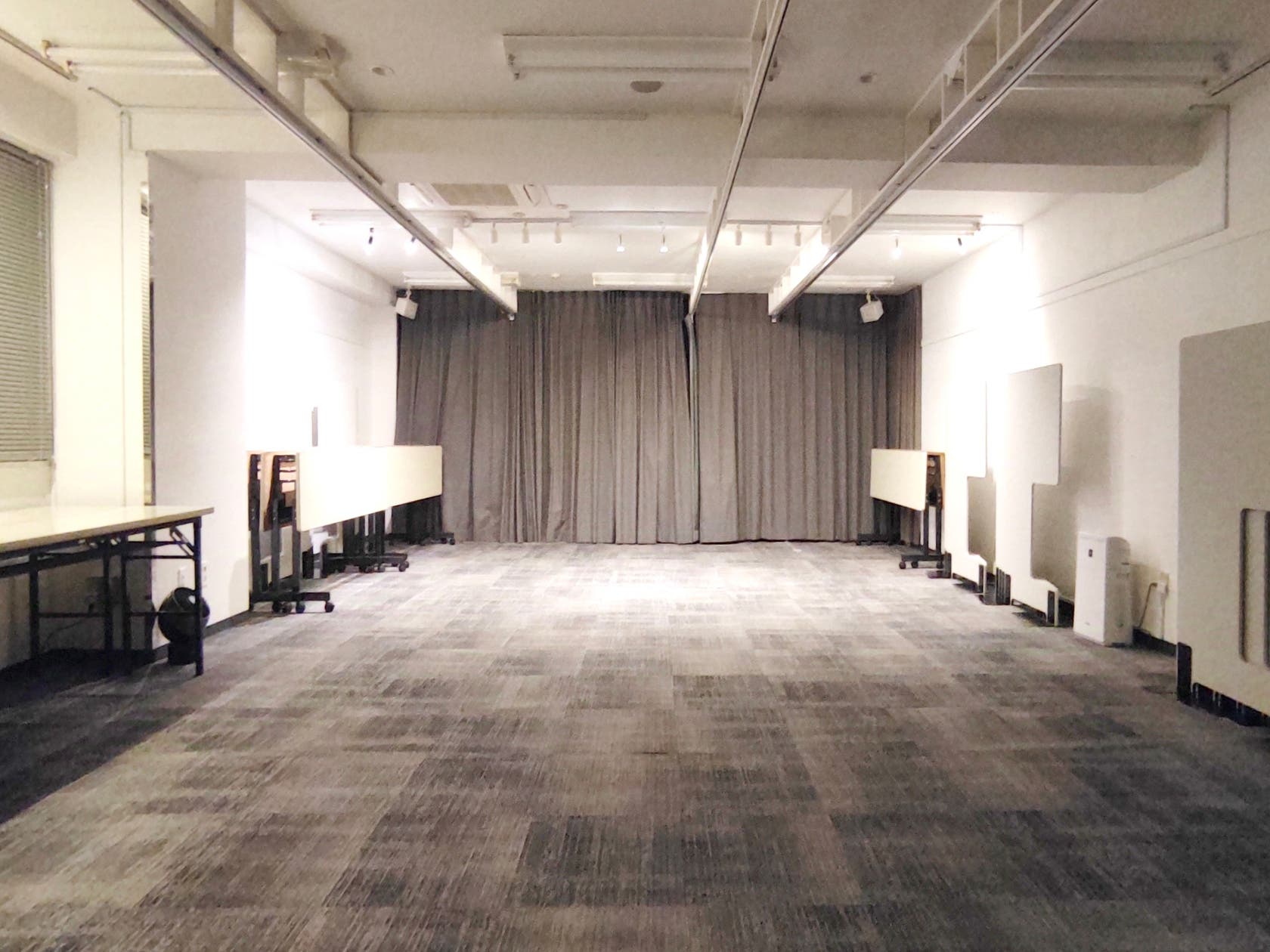 【横浜駅 徒歩5分】1h3300円～！最大60名着席可(シアター形式）イベント/控室/配信/撮影/会議や説明会など★の写真5